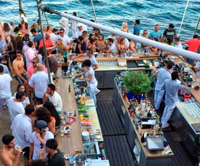 Move Aside Luxury Yachts and Boat Parties, Floating Bars are the New ...